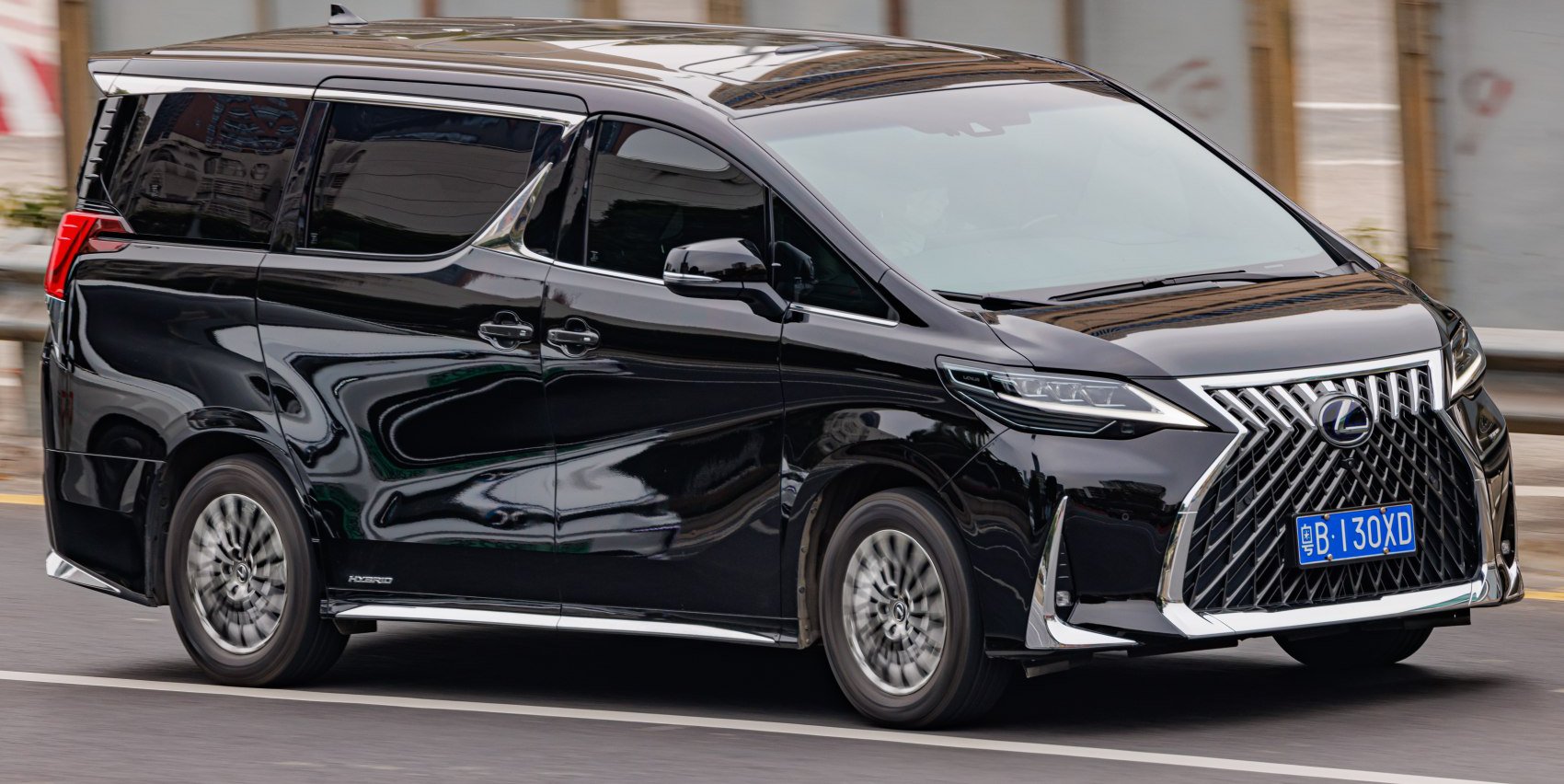 Lexus LM technical specifications and fuel economy